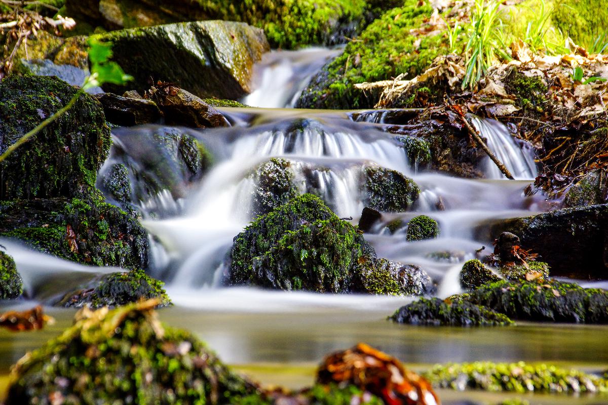 description visuwall livraison le ruisseau de ser court entre les rochers